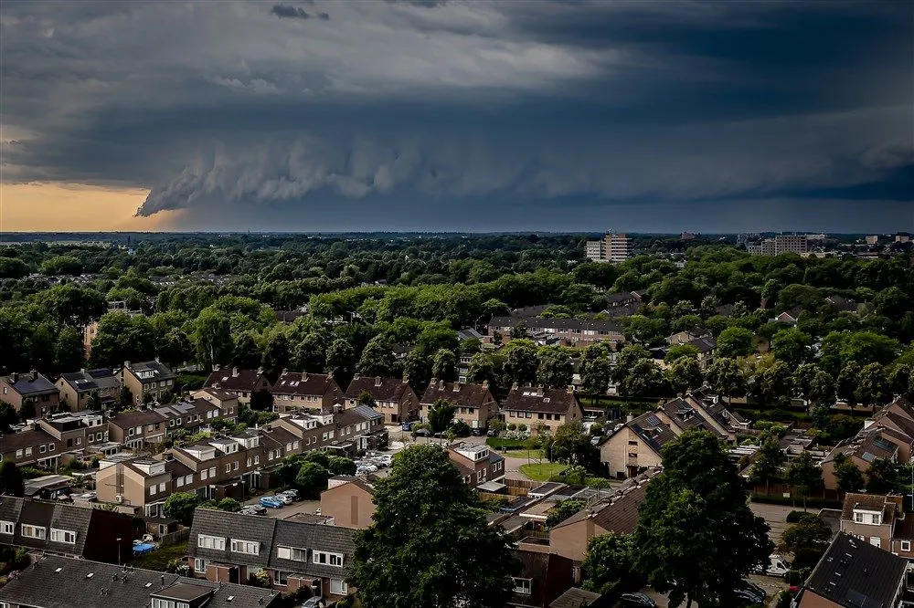 Code geel afgegeven voor zware onweersbuien en flinke windstoten