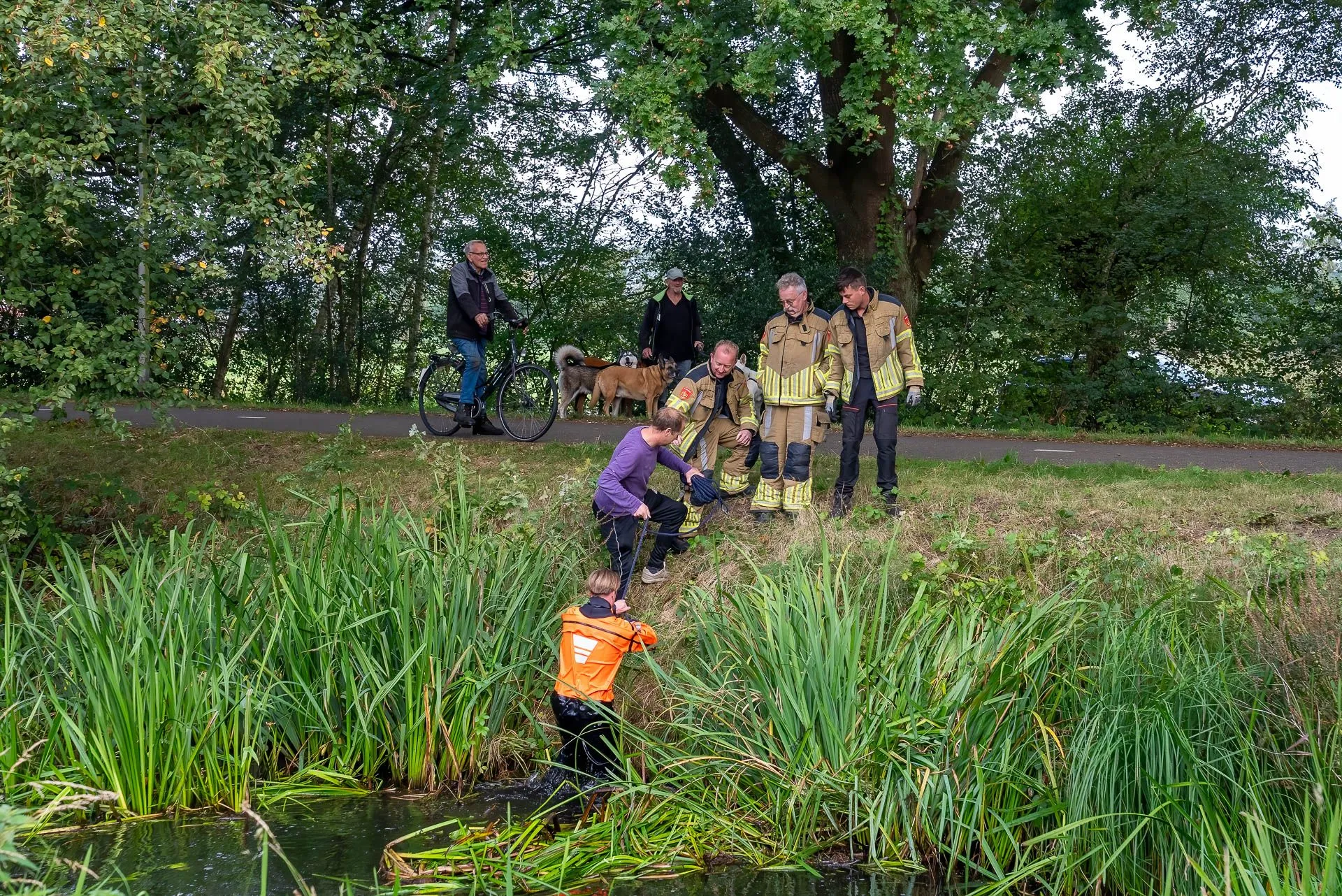 Hulpdiensten rukken massaal uit voor persoon te water in Sprang-Capelle