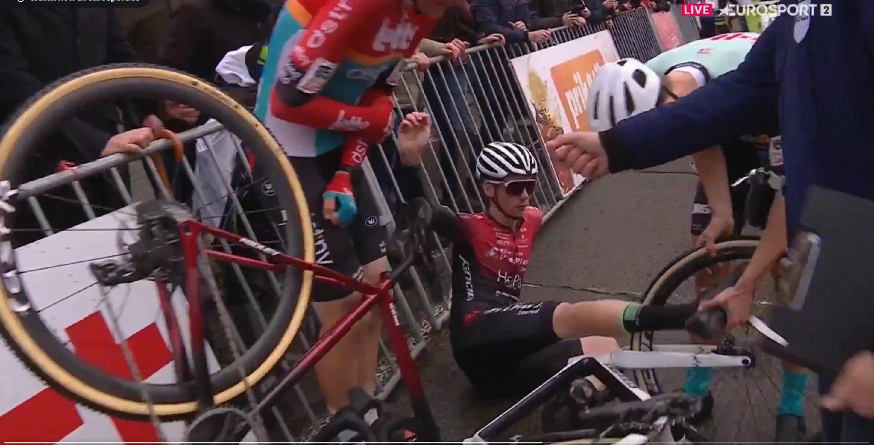 VÍDEO: Grande queda no início da prova masculina do Exact Cross Loenhout