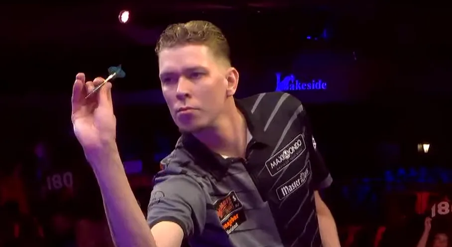Jimmy van Schie schittert op Lakeside en onderstreept favorietenrol ...
