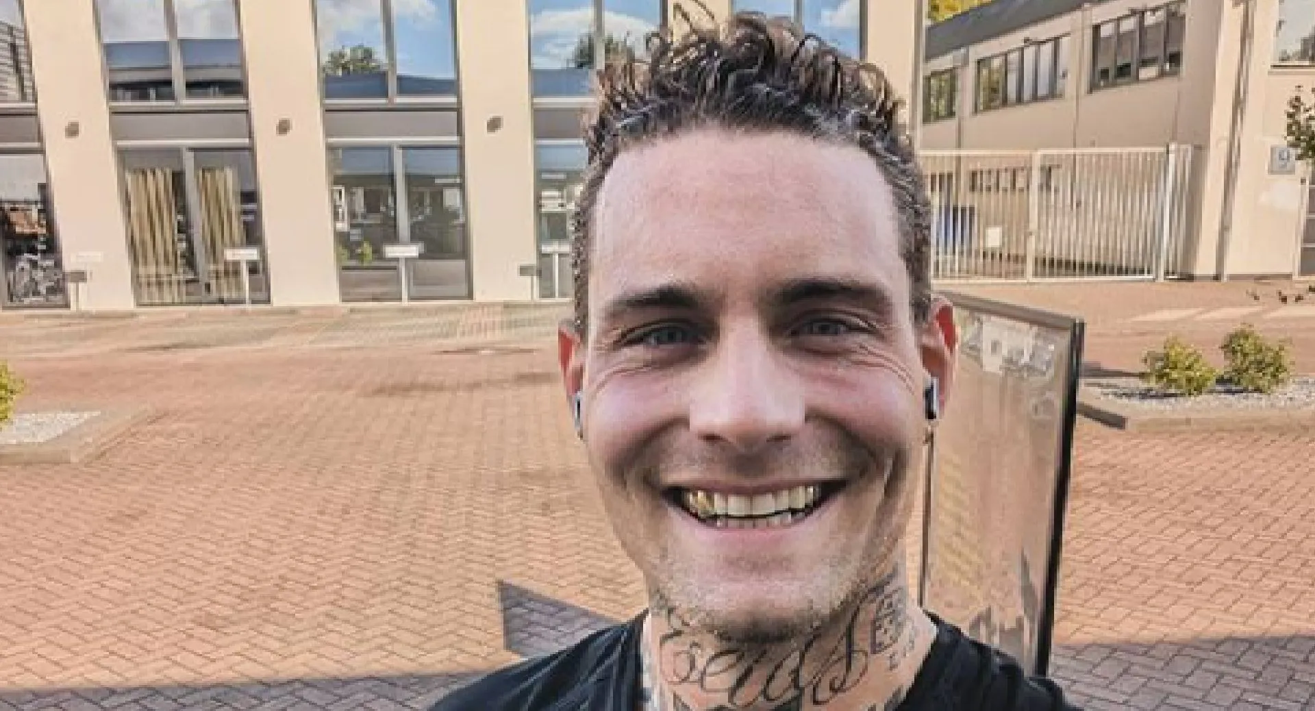 Douwe Bob nodigt twee gespierde mannen uit om samen 'mooie dingen' te ...