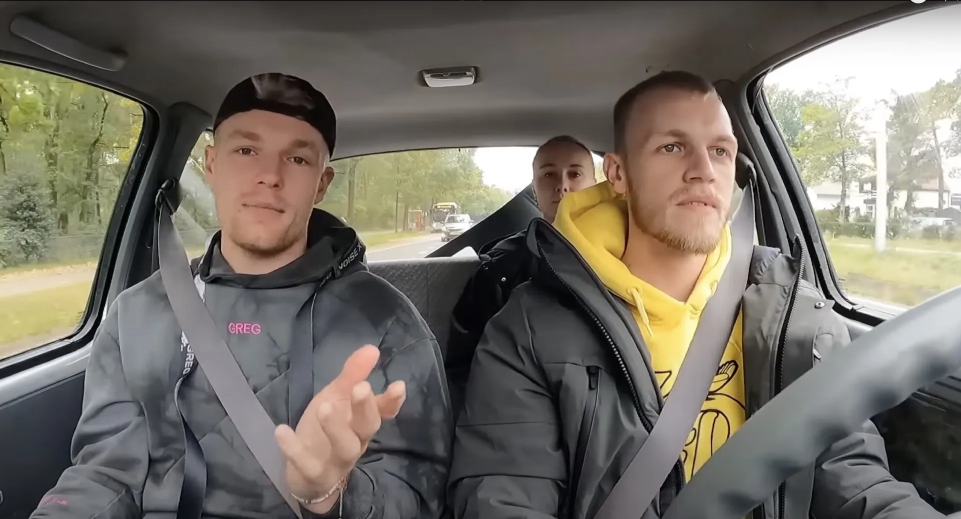 Oeps: Enzo Knol liegt glashard nadat hij zijn broer Milan Knol flink ...