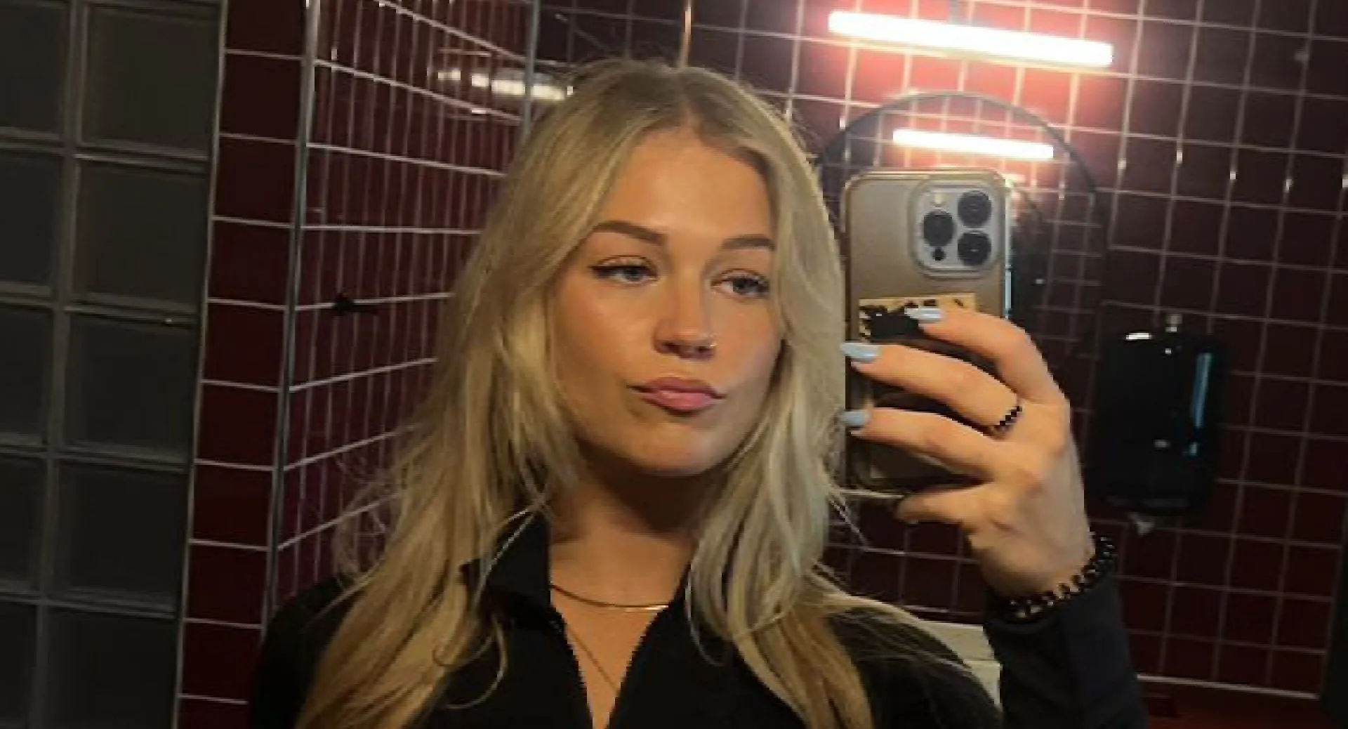 Je gelooft nooit hoe ver Marijn Kuipers haar benen open kan gooien (video)