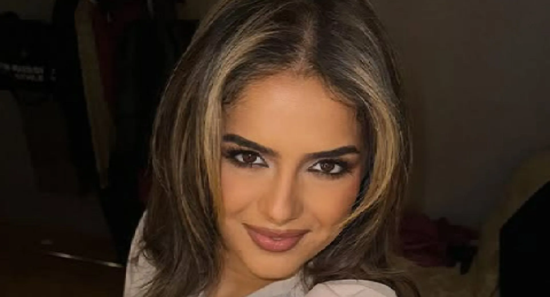 Zangeres Numidia krijgt romige verrassing in haar gezicht en krijst het ...