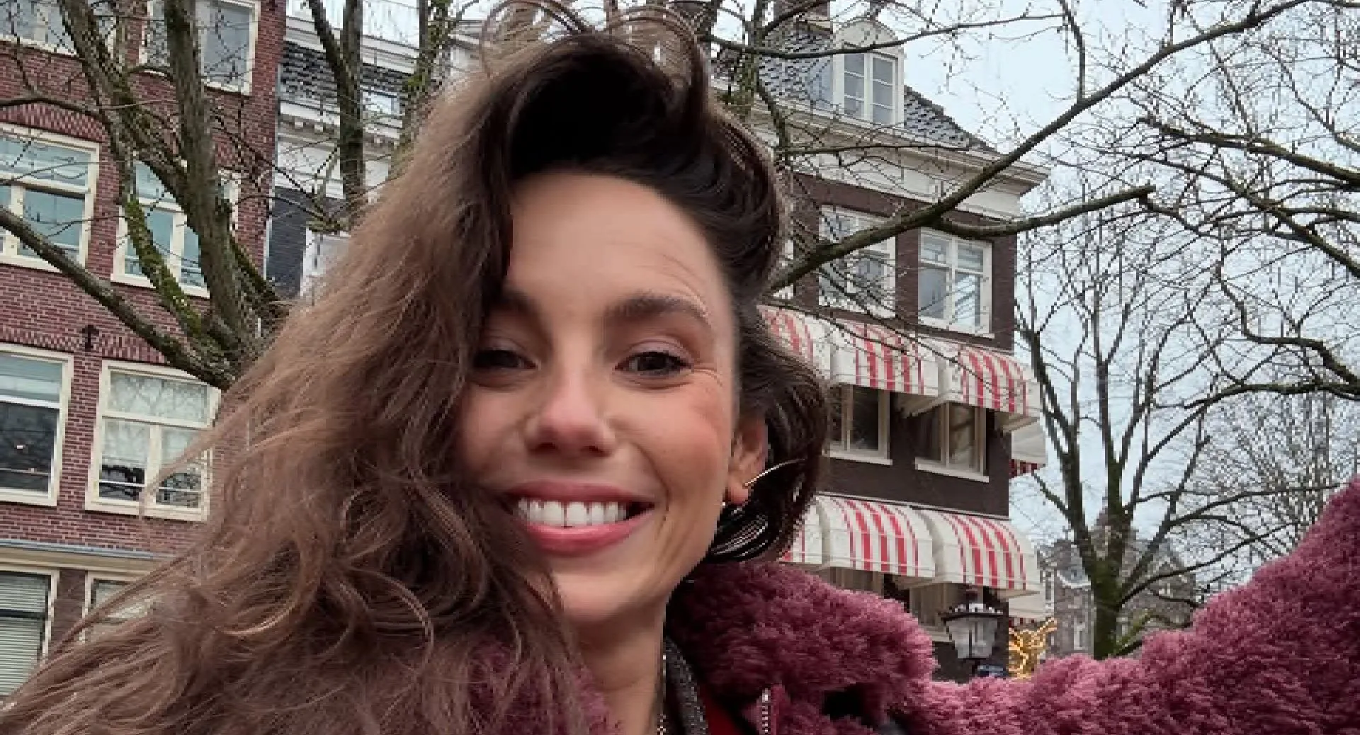 Bizar: Gwen van Poorten laat flink beest aan haar snoepje likken op de keukentafel (video)