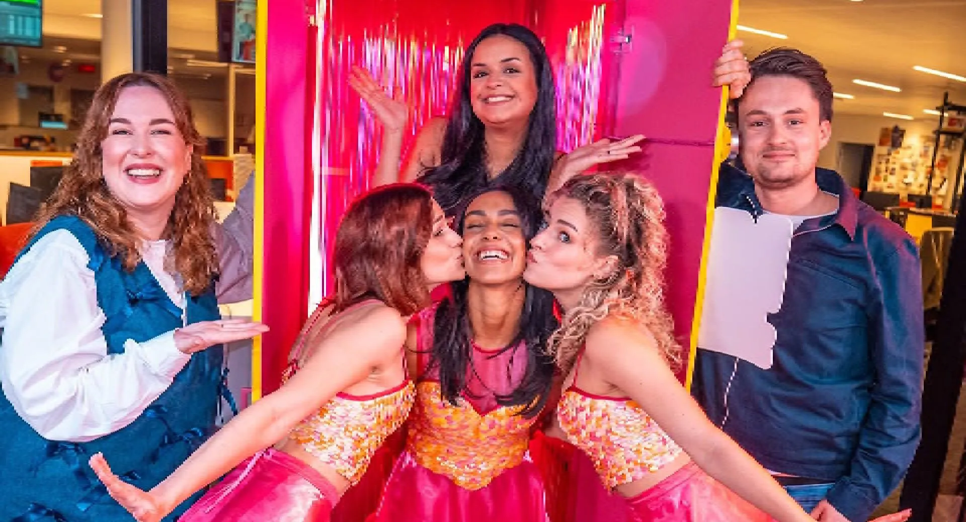 Wat: K3 onthult ineens razend knappe Nora Gharib als nieuwe vierde lid (foto's)