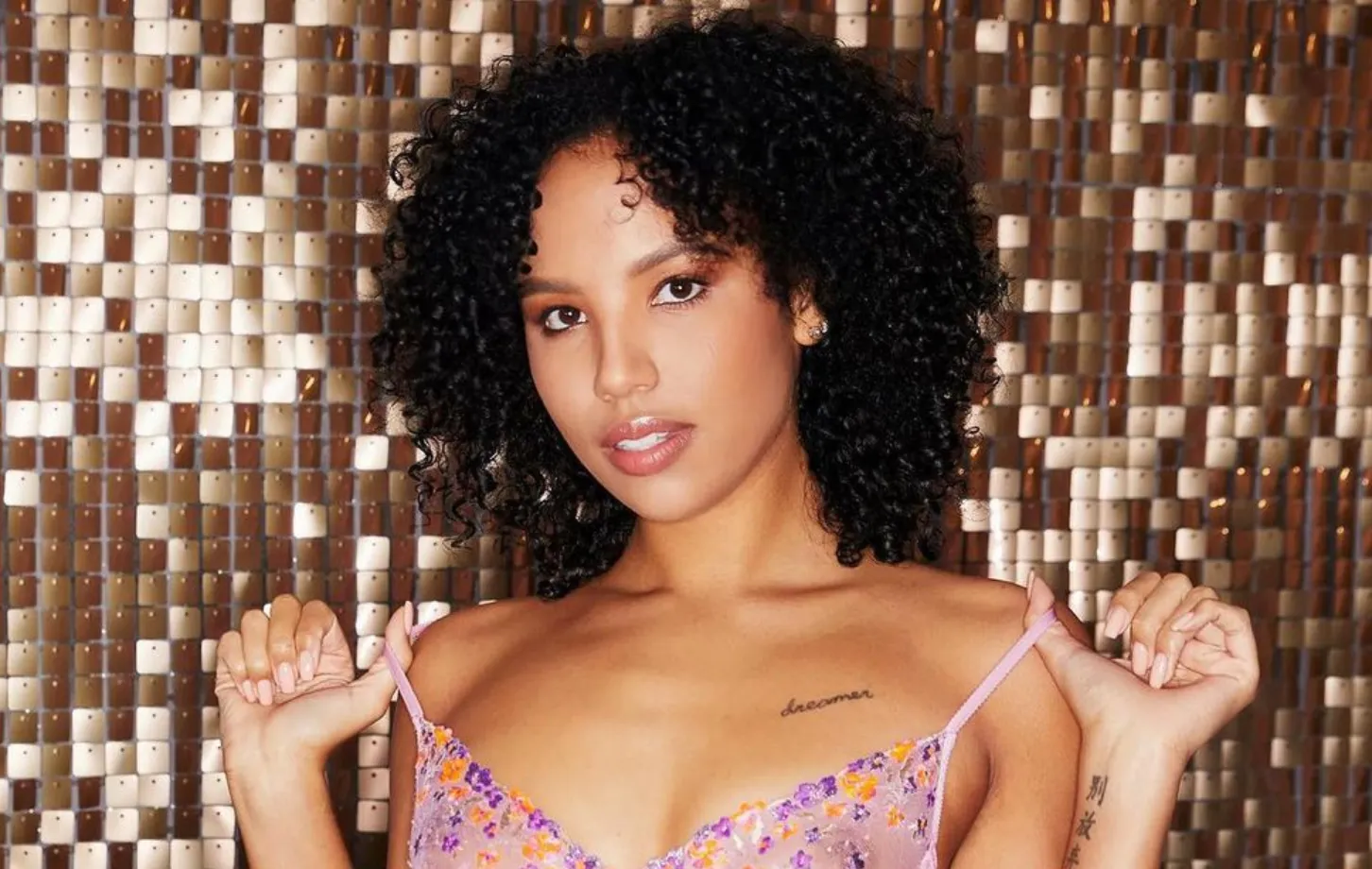 Porno actrice Romy Indy onthult tijdens Rookworst podcast aan Hef welke rappers allemaal in haar ...