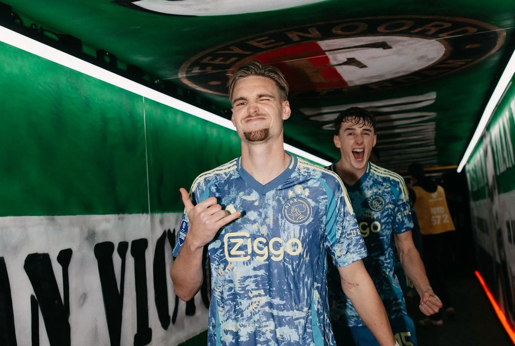 Ajax-uitblinker Kenneth Taylor door Feyenoord-aanhang geconfronteerd ...