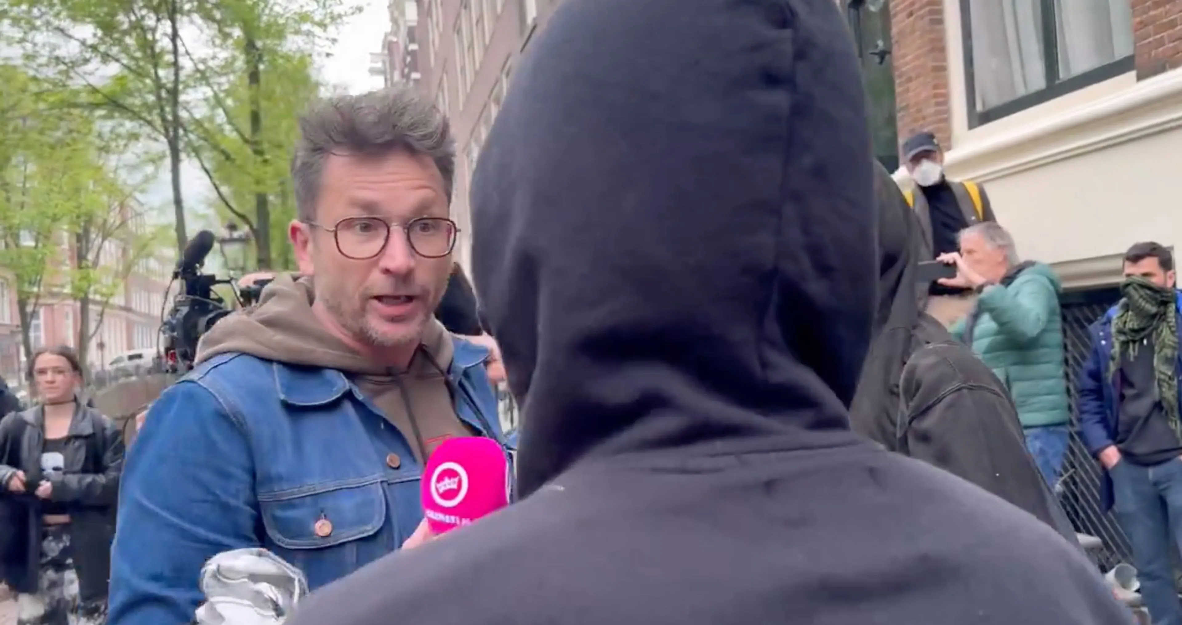 Filmpje! Tom Staal NIET BANG voor radicale relschoppers: 'Ik BLIJF hier ...