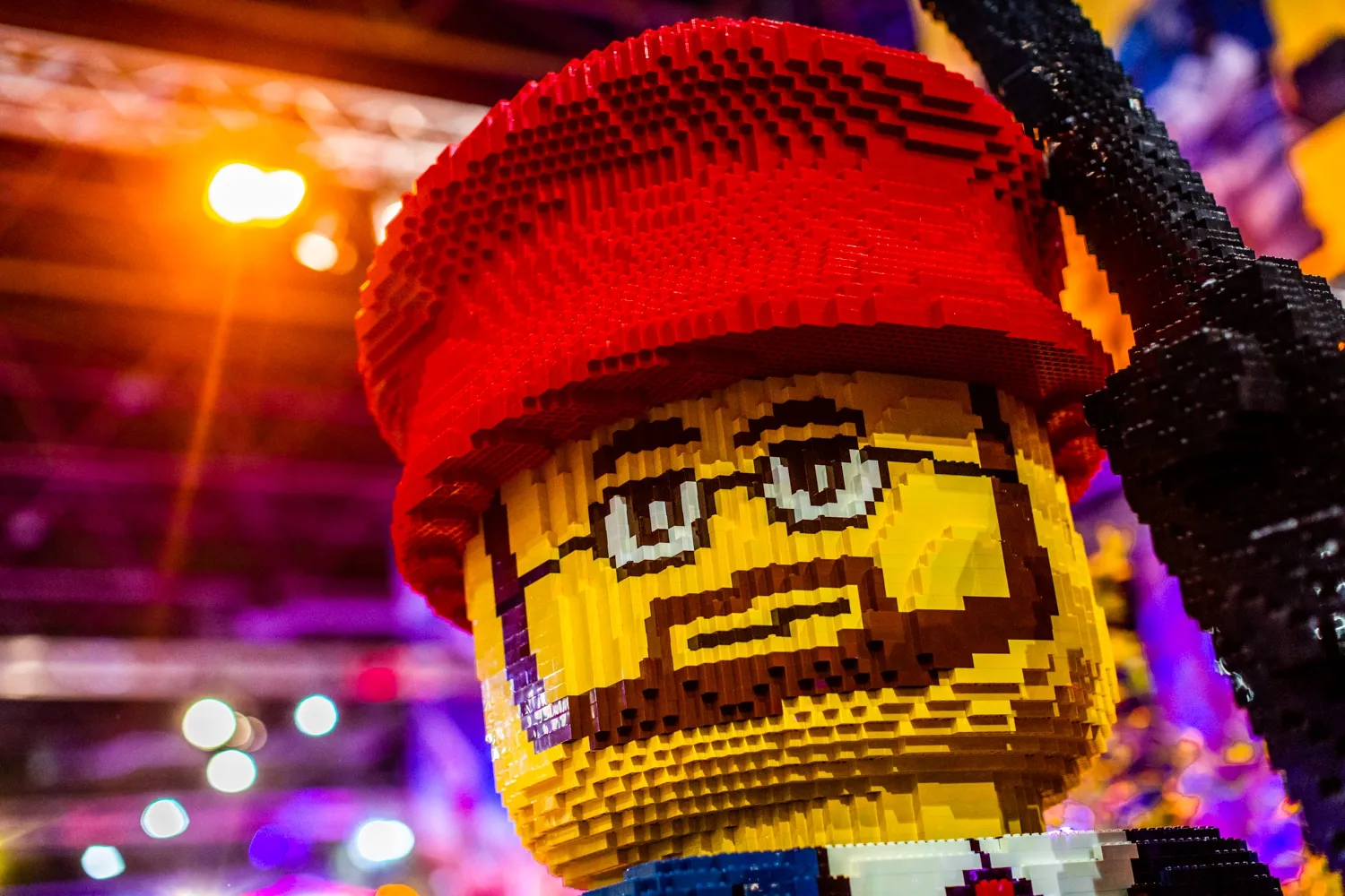 Tram gemaakt van 1,8 miljoen LEGO-steentjes staat op de rails