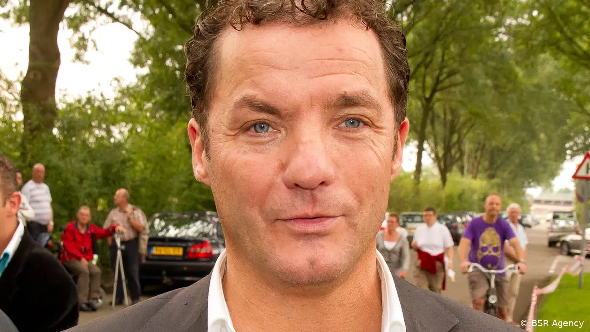 Dit absurde bedrag verdient John de Bever per maand | LOESOE