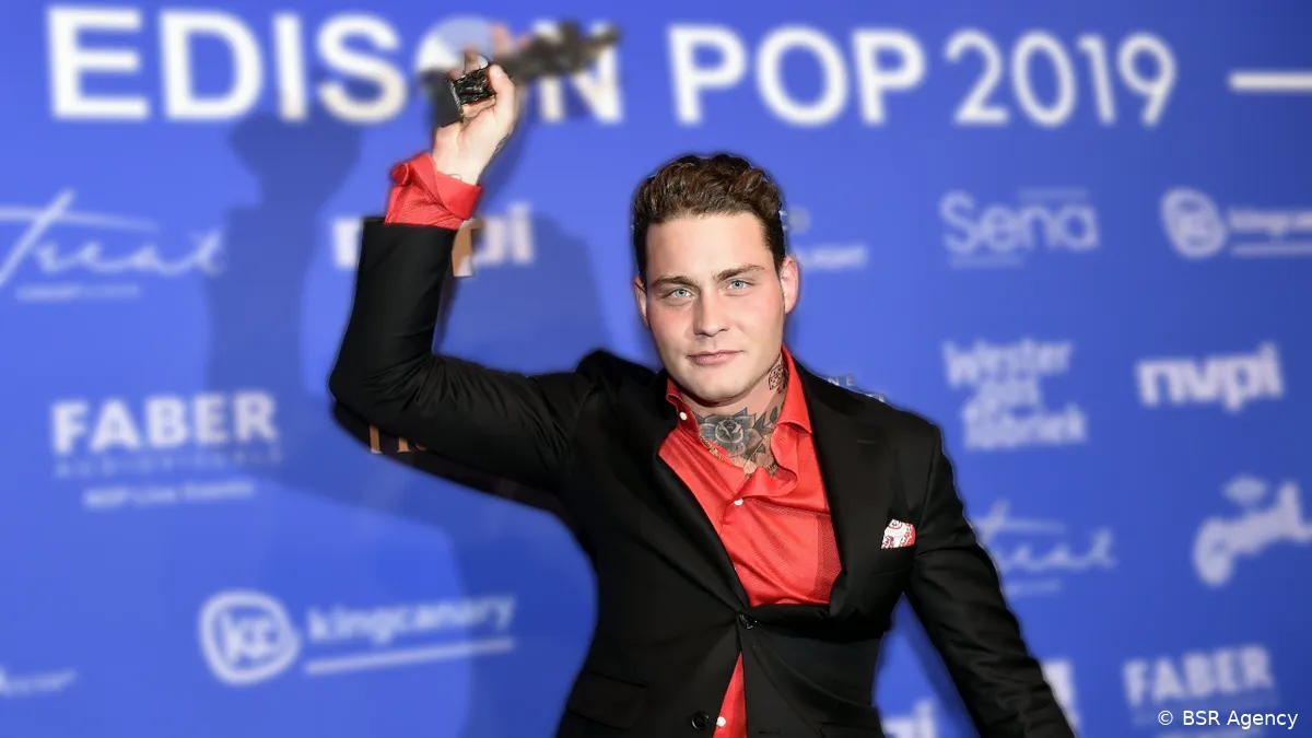 Douwe Bob slaat hele theaterfoyer aan gort | LOESOE