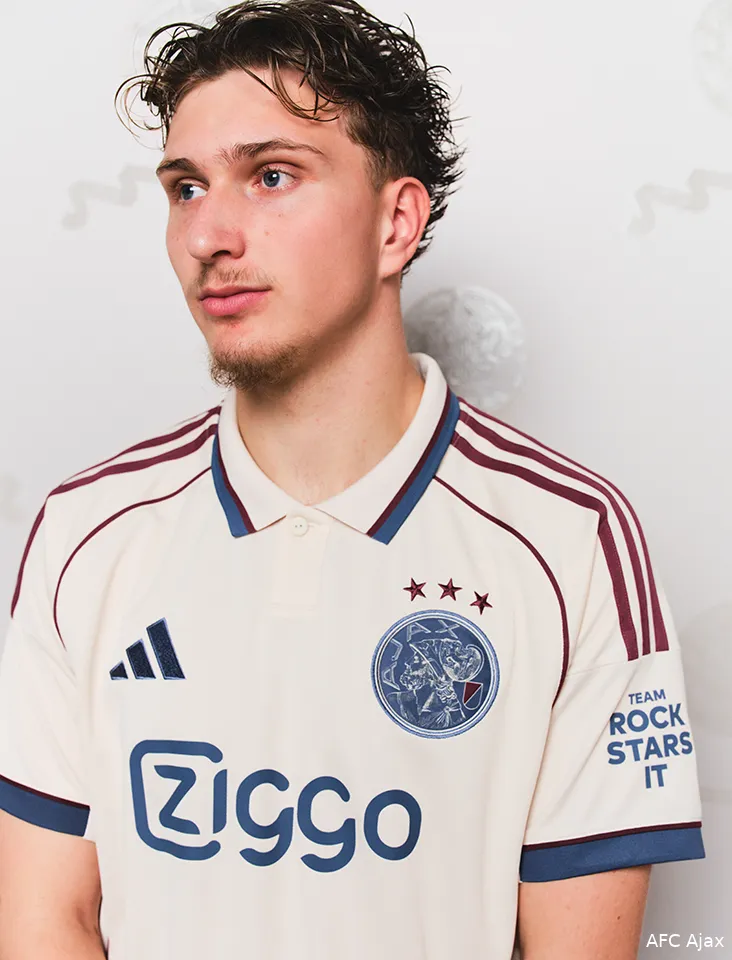 Ajax lanceert derde tenue: geïnspireerd op oorsprong van Amsterdam