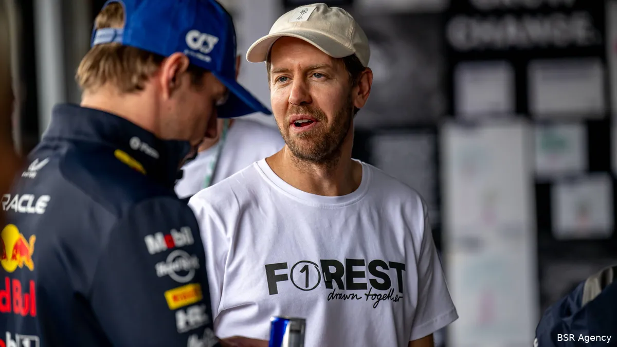 Sebastian Vettel kan zijn ogen niet geloven als hij naar Red Bull ...