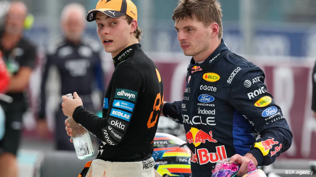 Ongeziene beelden: Max Verstappen en Oscar Piastri hebben het met ...