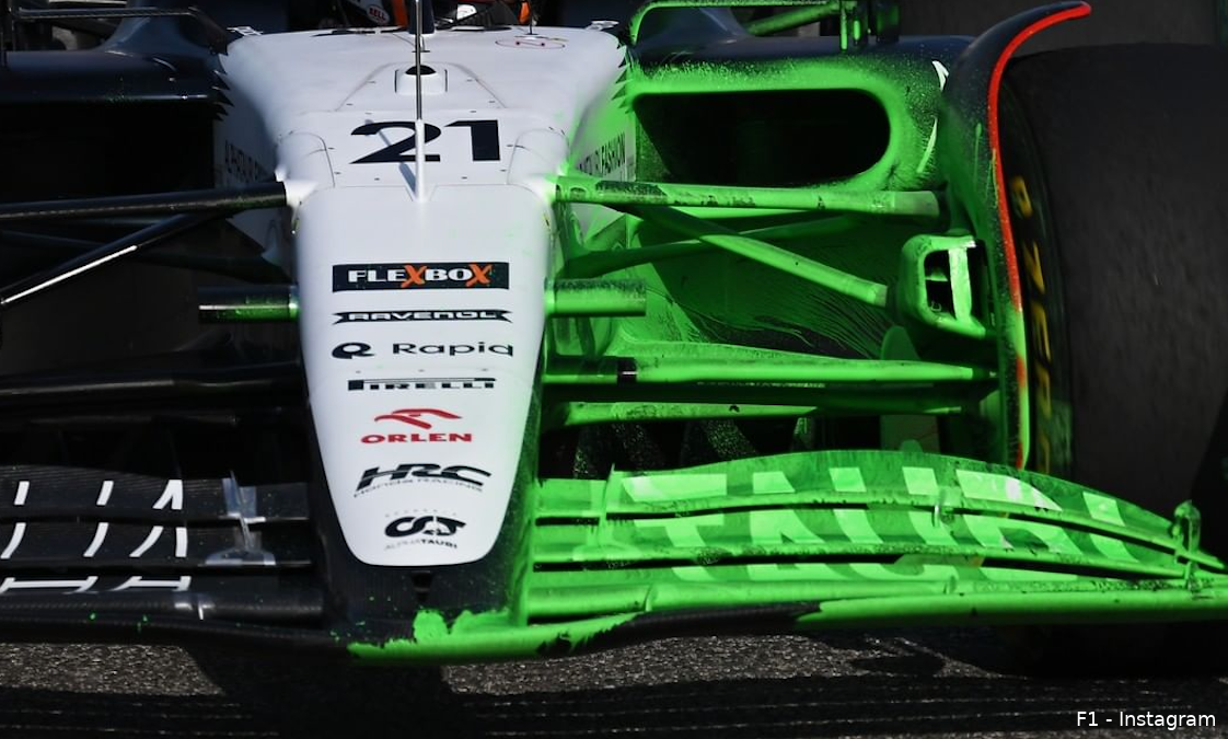 Wat is die groene 'flow vis' verf op de F1-auto's tijdens tests?