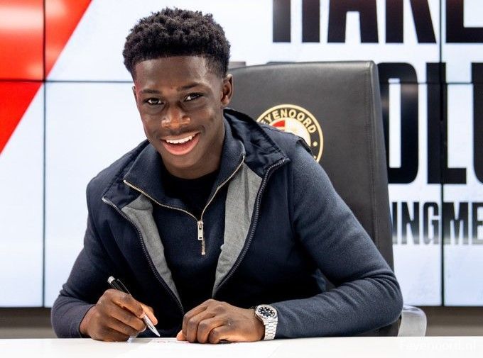 Jeugdspeler Hakeem Agboluaje tekent eerste profcontract | FR12.nl Jeugdspeler Hakeem Agboluaje tekent eerste profcontract | FR12.nl