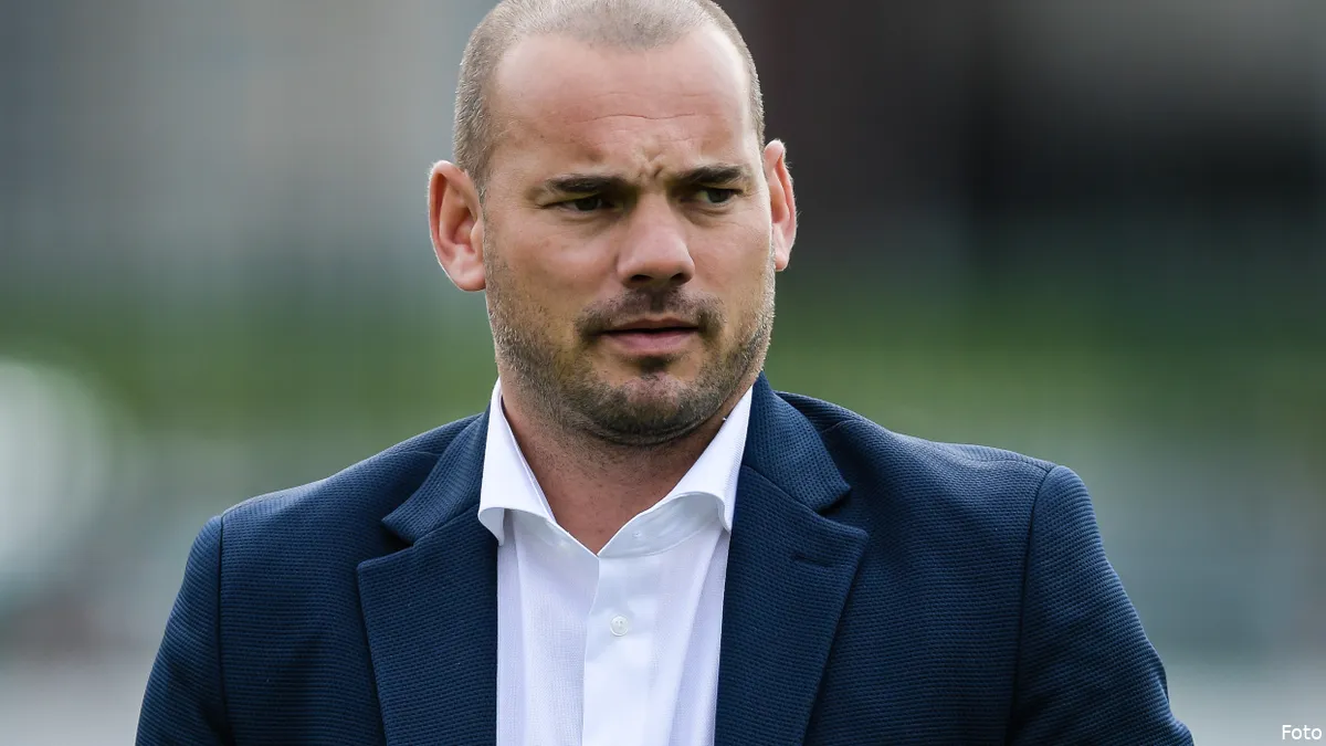 Sneijder woest op Sadílek: "Dit is gewoon moedwillig doorlopen, dus een ...