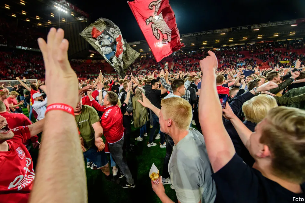 Exact één jaar geleden: Pitch invasion in de Grolsch Veste na behalen ...