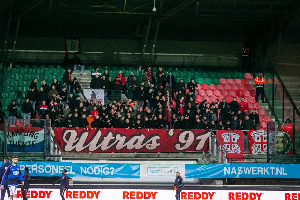 Twente-supporters mogen hossend en springend door het uitvak Twente-supporters mogen hossend en springend door het uitvak