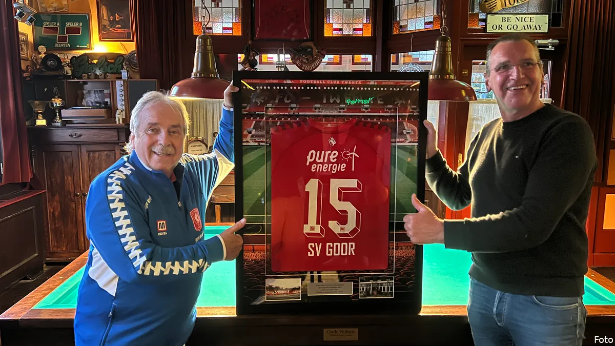 Van Staa overhandigt verlaat jubileumcadeau aan voorzitter SV Goor ...