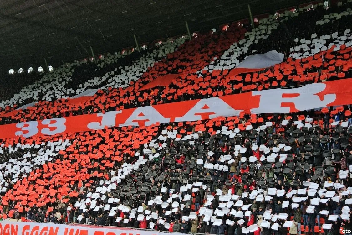 In beeld: Jarig Vak-P trakteert supporters op schitterende sfeeractie ...