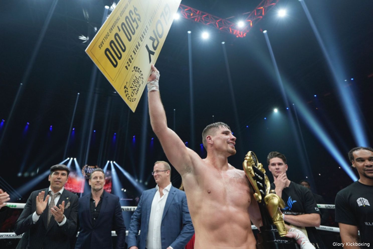 Zo rijk is Rico Verhoeven! 'Van de ring naar miljoenen op de bank' | Vechtsport info