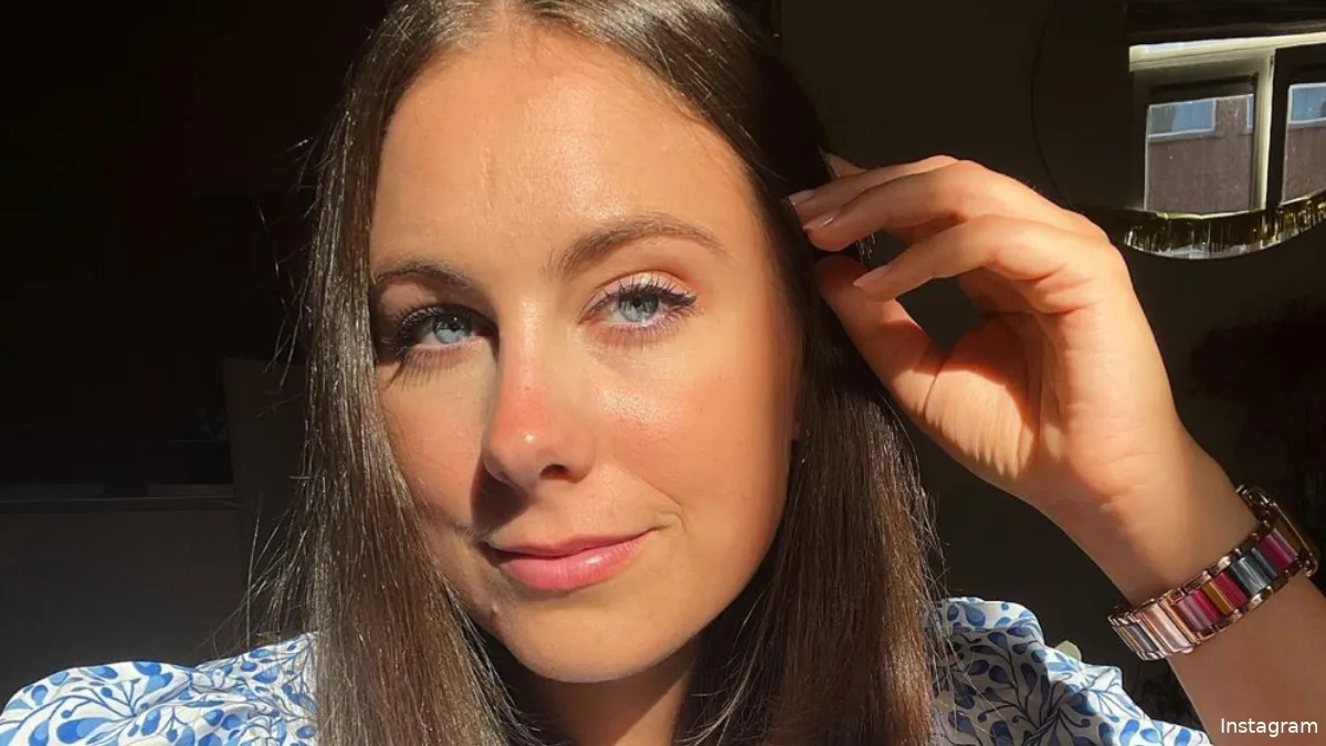 Marie Verhulst laat vol in haar boezem kijken op vakantie en doet ...