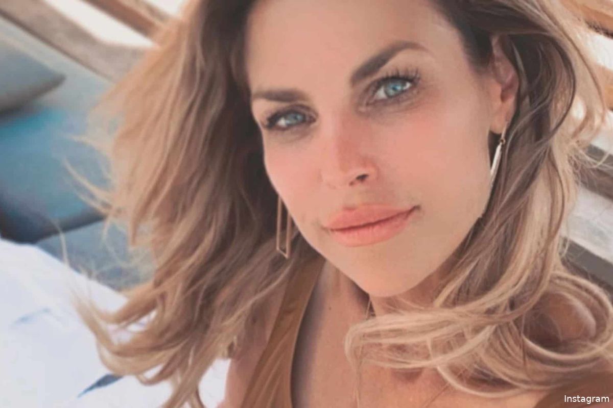 Tanja Dexters trekt haar kleren uit in bed: "Hallokes!"