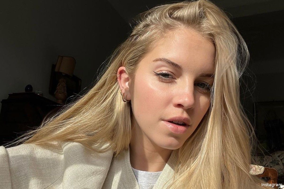 "Wauw, mooi lichaam": Bab Buelens poseert zelfzeker met groot litteken ...