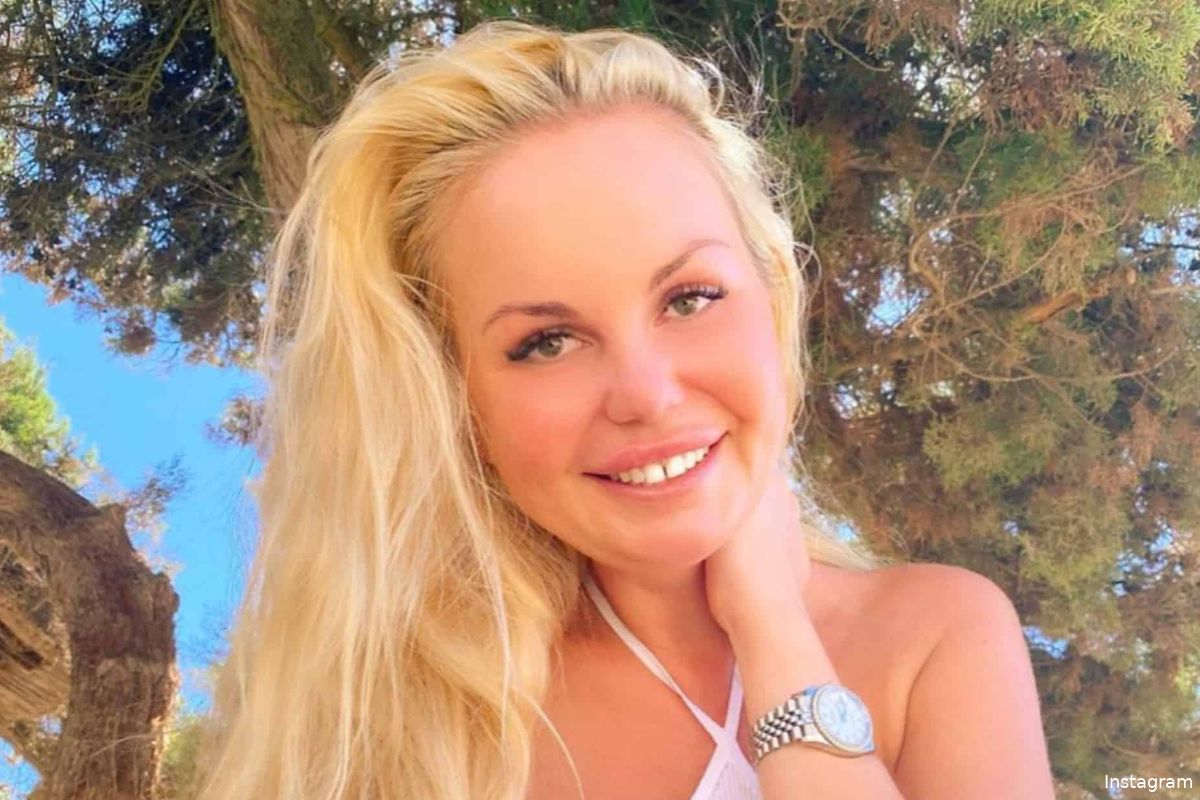 Lesley-Ann Poppe showt volle boezem in wel hele kleine bikini: "Je man ...