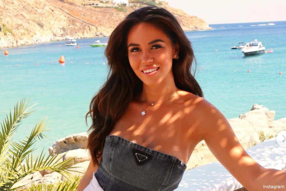 Sarah Puttemans toont nieuwe look en laat per ongeluk wel heel diep in ...