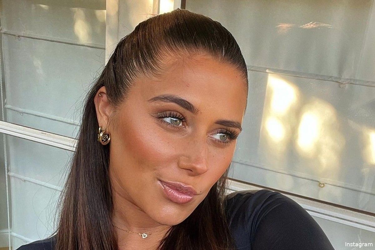 Raphaëlla uit 'Love Island' poseert in onthullend jurkje waar haar borsten bijna uitfloepen ...