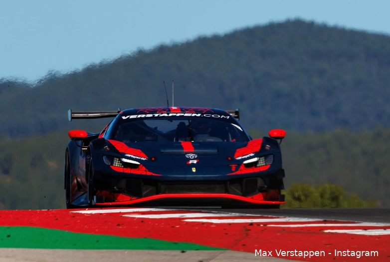 BEELD: Jos en Max Verstappen jagen Ferrari 296 GT3 over Portimao