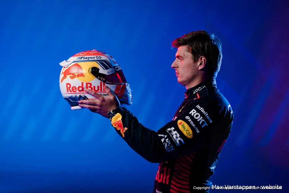 VIDEO: Max Verstappen onthult nieuwe helm voor 2023