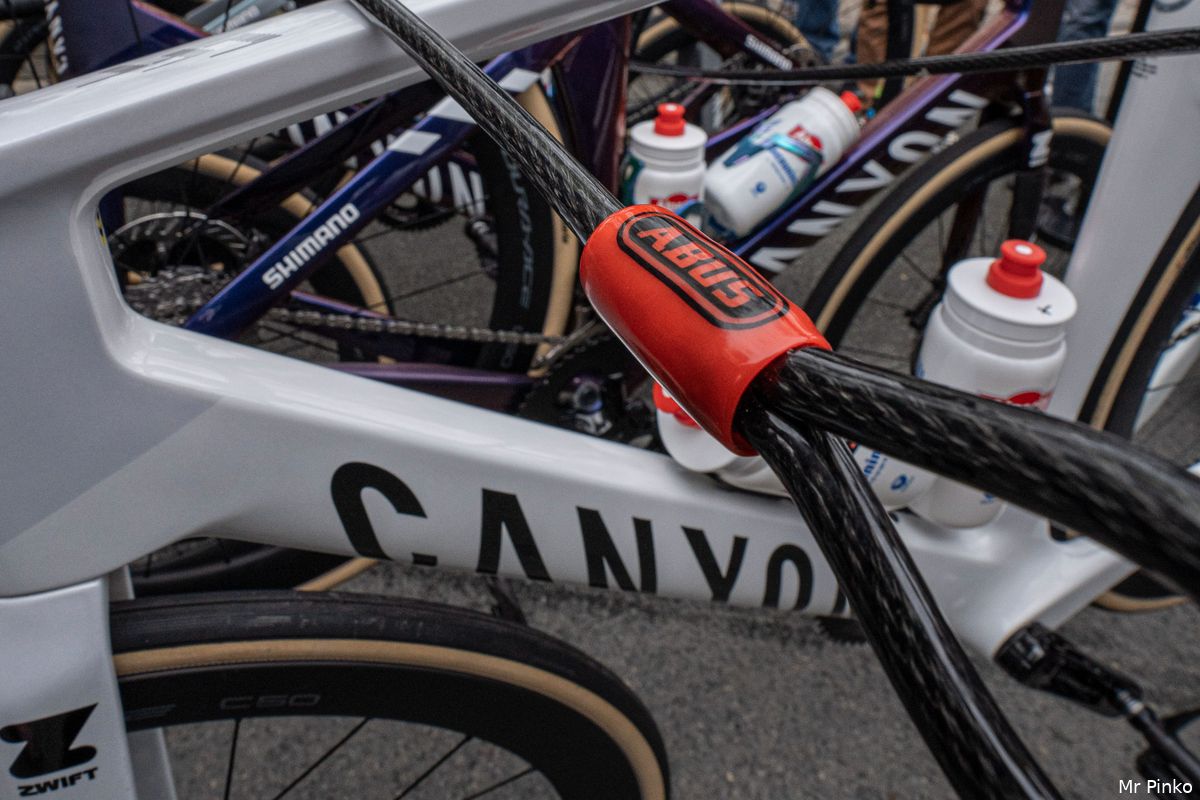 'Van der Poel zijn fiets veilig houden tijdens koffiestop is één ding ...