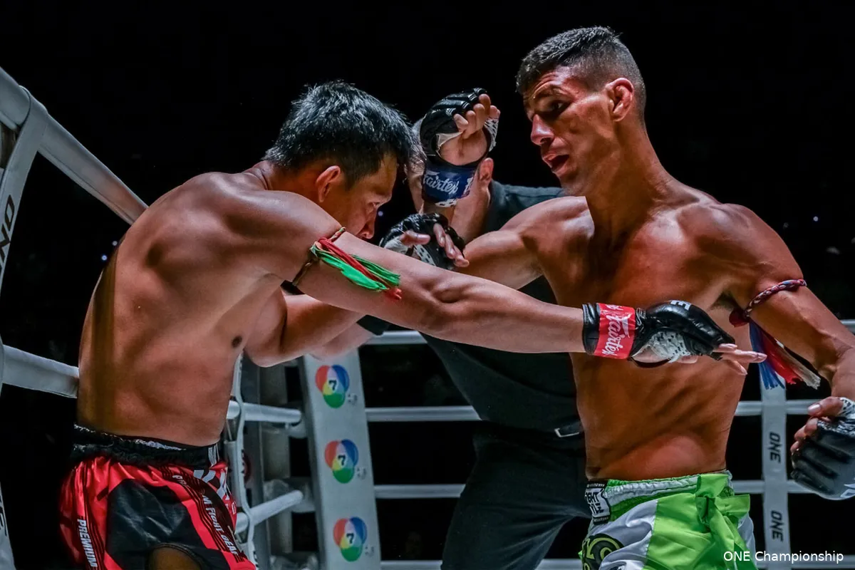 🎥 Adembenemend gevecht! Braziliaan sloopt Thai met eigen wapens ...