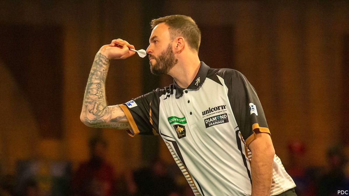 "I'm going to be like the Elephant Man tomorrow" - Ross Smith stung three times by the infamous ...