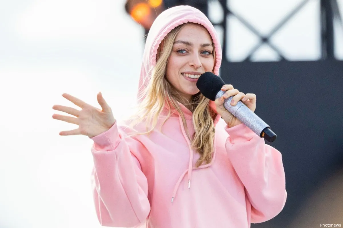Camille trakteert fans op een reeks bikinifoto's Camille trakteert fans op een reeks bikinifoto's
