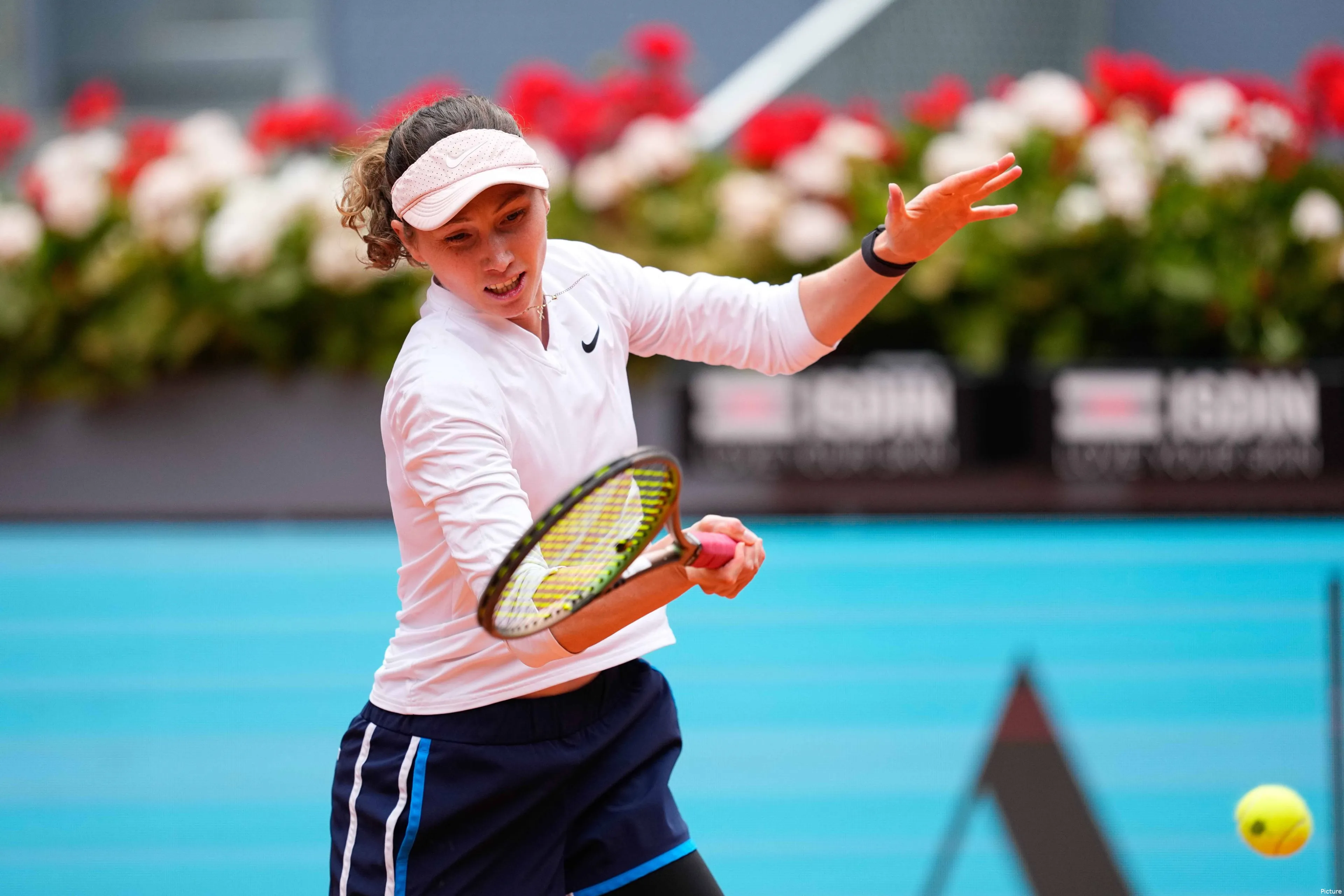 Cristina Bucsa consigue una sólida victoria en su debut en los Juegos ...