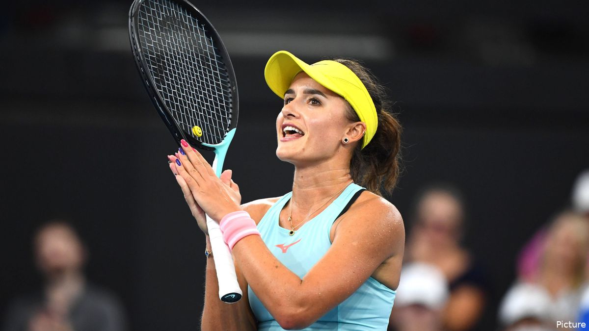 Arina Rodionova weint vor Erleichterung in ihr Handtuch, als sie ...