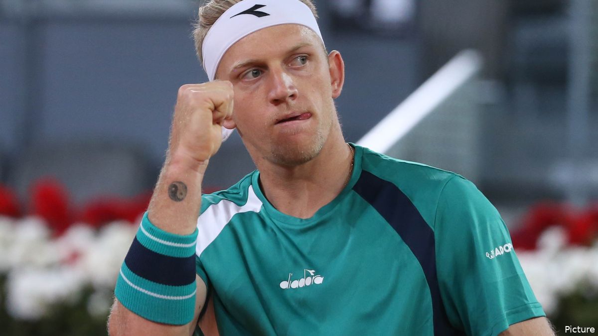 Alexander Davidovich Fokina cai em Roterdão depois de vencer o primeiro ...