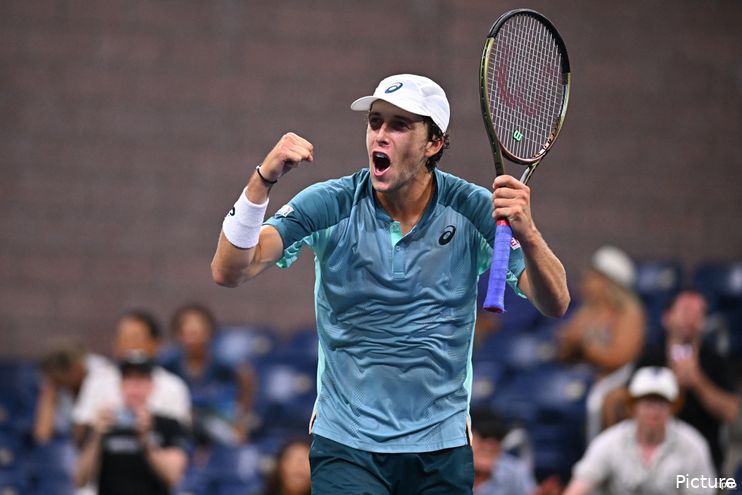 Brandon Holt shares excitement at mother Tracy Austin playing on court ...