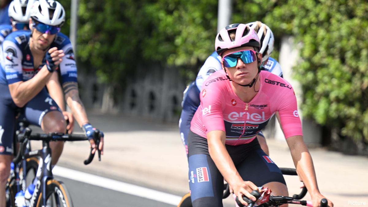 Remco Evenepoel blames Kaden Groves for Giro mass crash: "That fall was ...