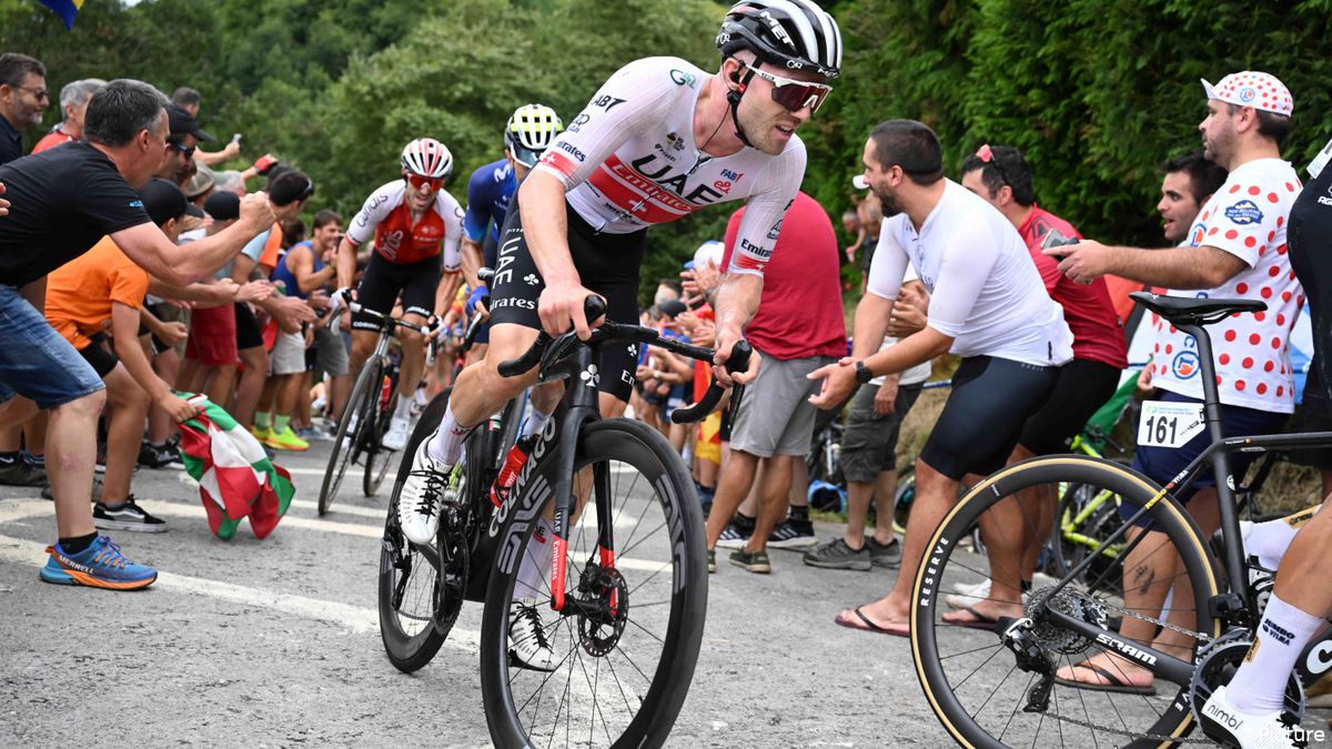 Marc Hirschi denies Pavel Sivakov at the Coppa Sabatini with Tadej ...