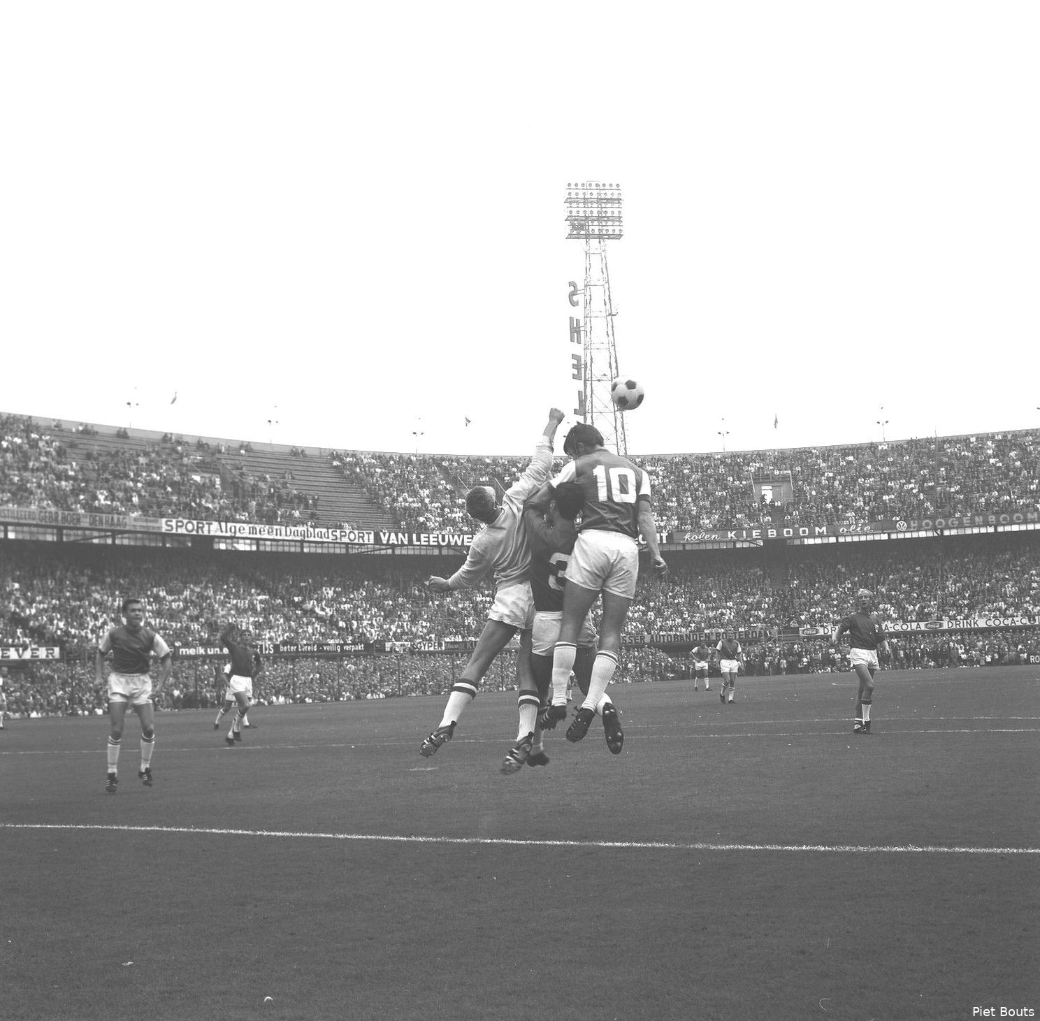 Feyenoord-icoon Willem van Hanegem viert tachtigste verjaardag | FR12.nl