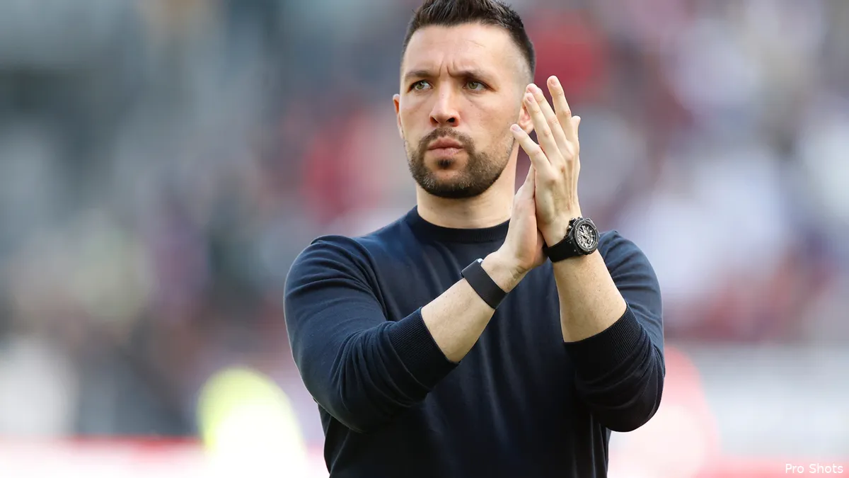 Farioli ziet veel kritiek op Ajax' spel: 'Ik vind die discussie idioot'