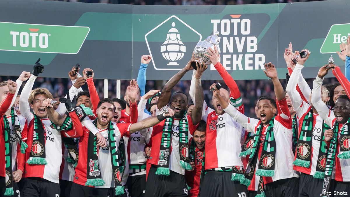 Selectie van Feyenoord neemt TOTO KNVB Beker in ontvangst (foto's ...