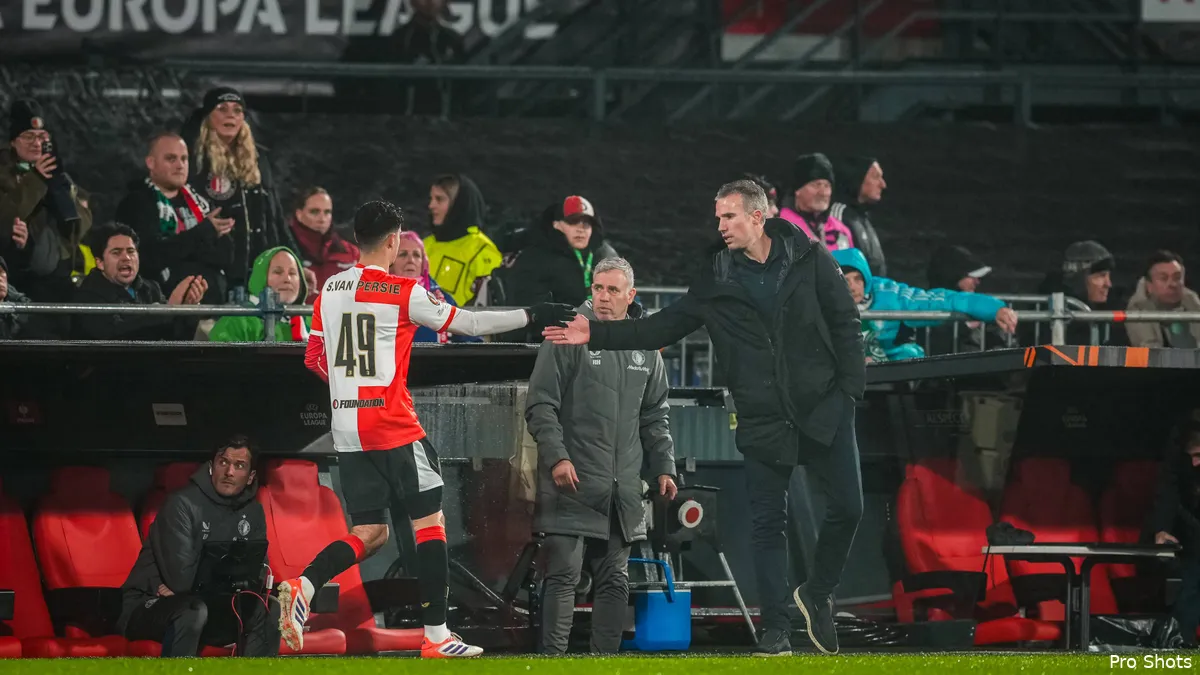 Historisch moment: Robin van Persie laat zoon Shaqueel debuteren | FR12.nl
