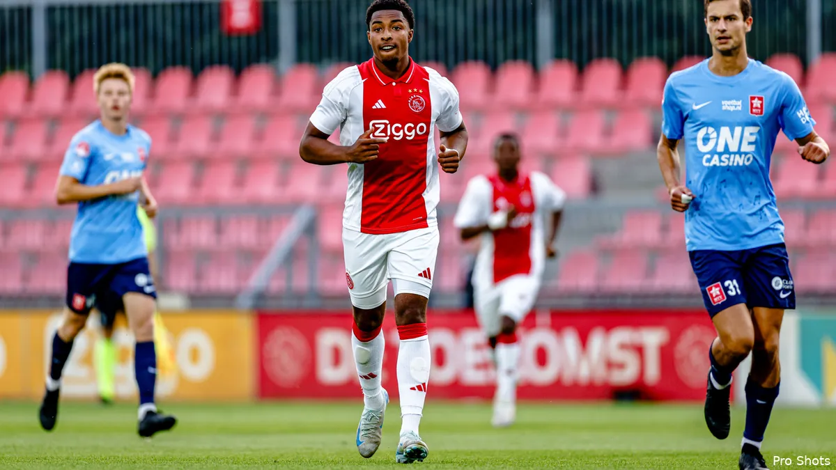 Vos kondigt vertrek bij Ajax aan via Instagram-account, middenvelder op ...